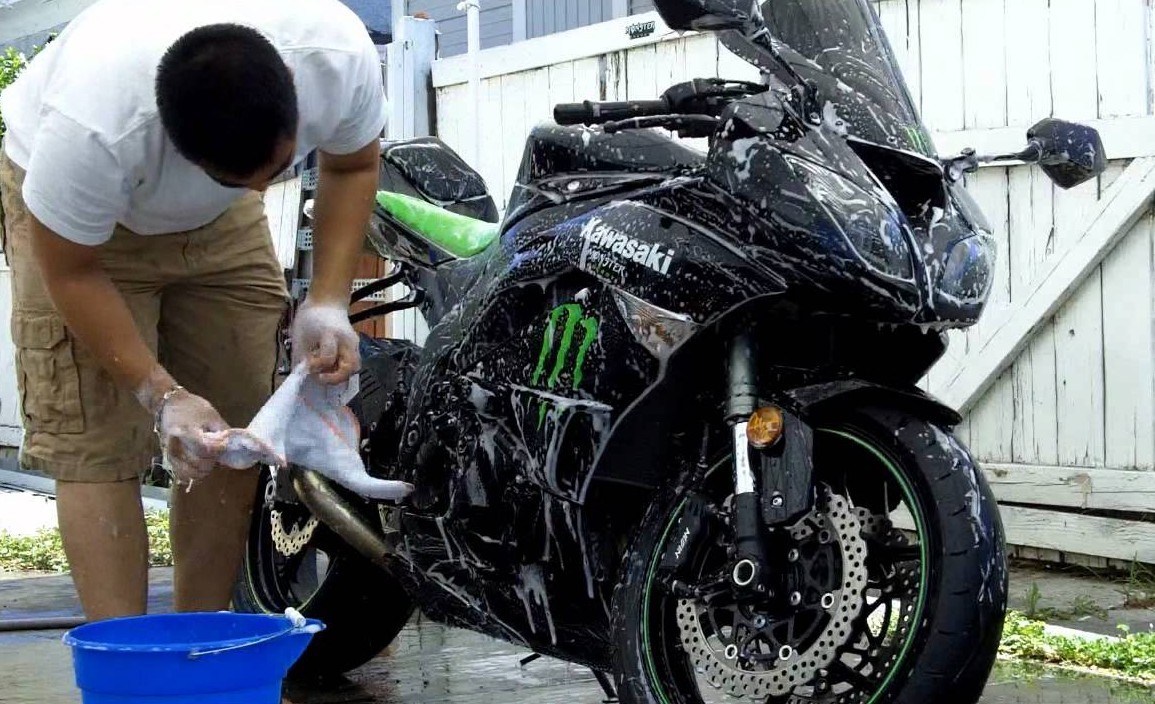 Tips Cuci Motor Sendiri yang Benar & Bikin Kinclong