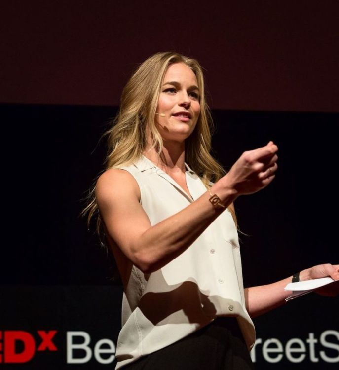 Mengenal Dr. Daisy Robinton; Sosok Model Bergelar PhD yang Teorinya ...