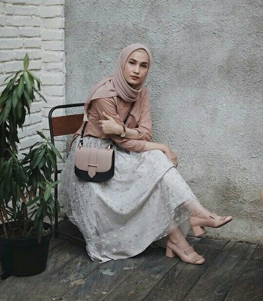 8 Potret Dwi Handa Saat Pakai Rok dan Kemeja; Sangat Santun Walau ...