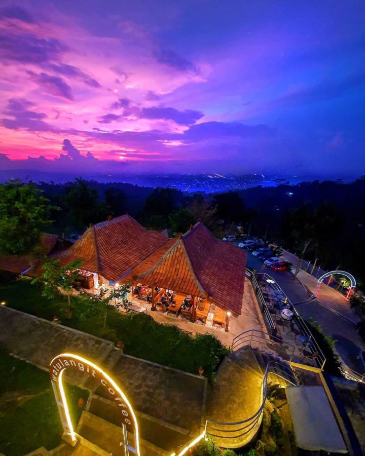 Menilik Puncak Watu Langit, Keindahan Jogja yang Nampak Memukau