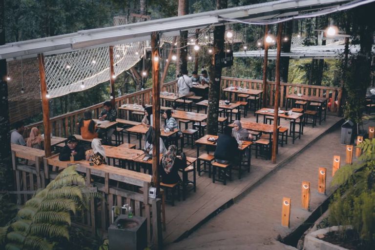 10 Kafe Tersembunyi dalam Hutan yang Bisa Kamu Kunjungi. Seru Nih Buat ...