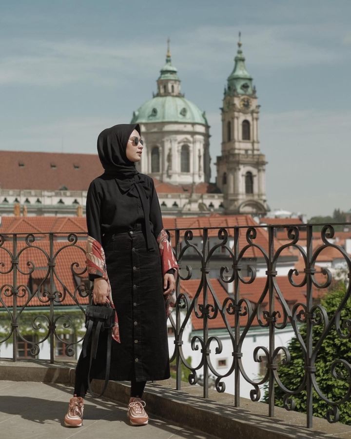 8 Potret Dwi Handa Saat Pakai Rok dan Kemeja; Sangat Santun Walau ...