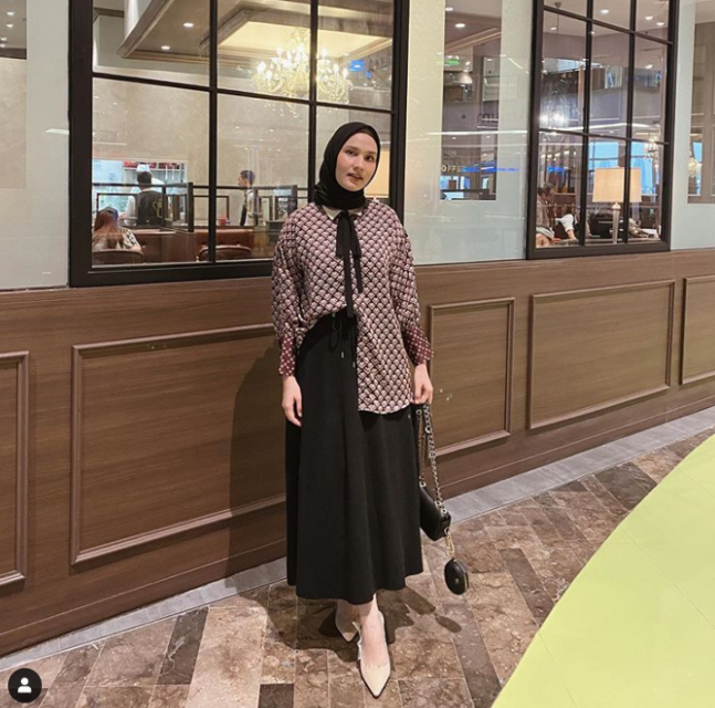 8 Potret Dwi Handa Saat Pakai Rok dan Kemeja; Sangat Santun Walau ...