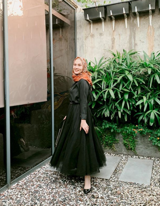 8 Potret Dwi Handa Saat Pakai Rok dan Kemeja; Sangat Santun Walau ...