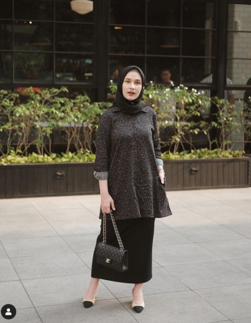 8 Potret Dwi Handa Saat Pakai Rok dan Kemeja; Sangat Santun Walau ...