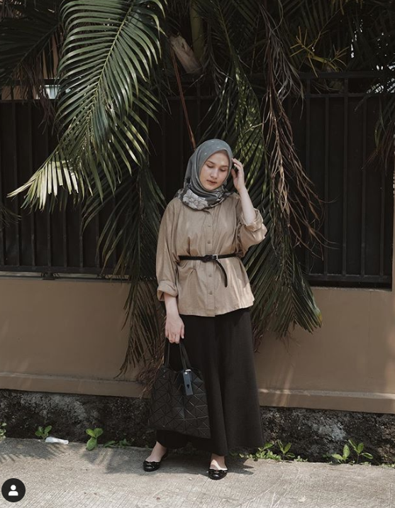 8 Potret Dwi Handa Saat Pakai Rok dan Kemeja; Sangat Santun Walau ...