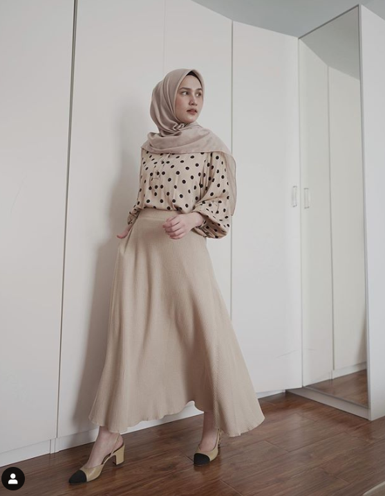 8 Potret Dwi Handa Saat Pakai Rok dan Kemeja; Sangat Santun Walau ...