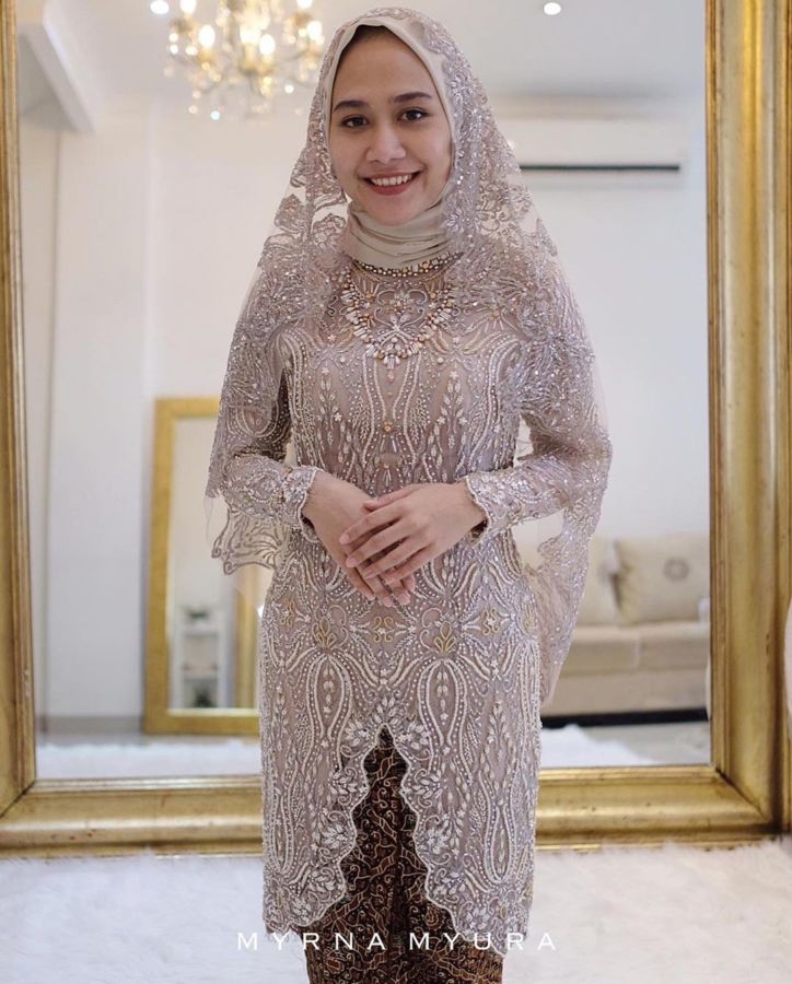 12 Ide Kebaya dengan Tudung Nikah yang Bahannya Sama. Sempurna Walau ...