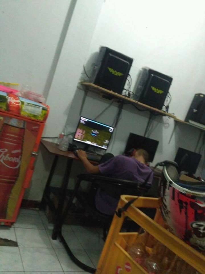 11 Pose Kocak Orang-Orang yang Ketiduran di Warnet. Anak Warnet Sejati ...