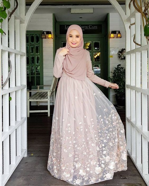 9 Referensi Motif Gamis Buatmu yang Suka Tampil Feminin; Nggak Melulu ...