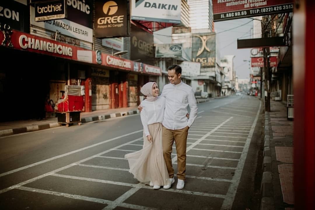 7 Pose Prewedding Estetik di Tengah Jalan Raya yang Lengang. Udah ...