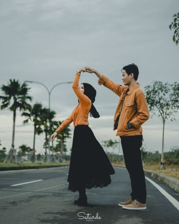 7 Pose Prewedding Estetik di Tengah Jalan Raya yang Lengang. Udah ...