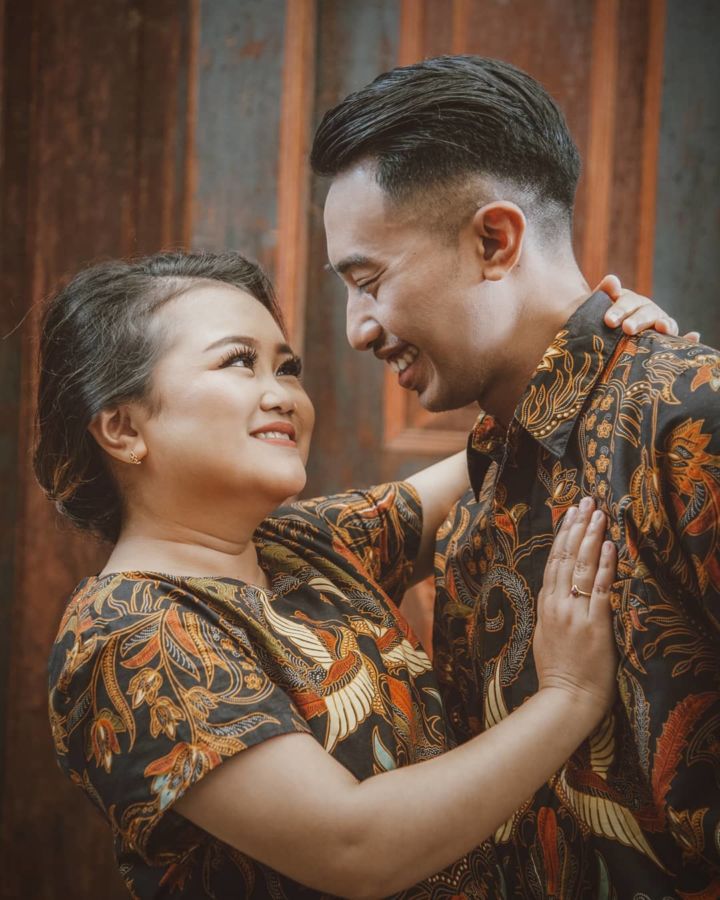 9 Ide Foto Prewedding dalam Setelan Batik. Jauh dari Kesan Kaku, Justru ...