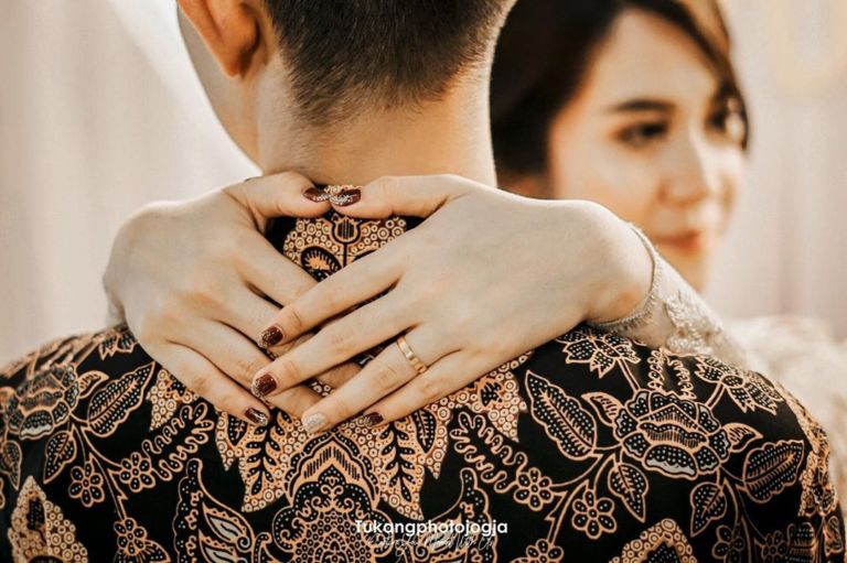 9 Ide Foto Prewedding dalam Setelan Batik. Jauh dari Kesan Kaku, Justru ...