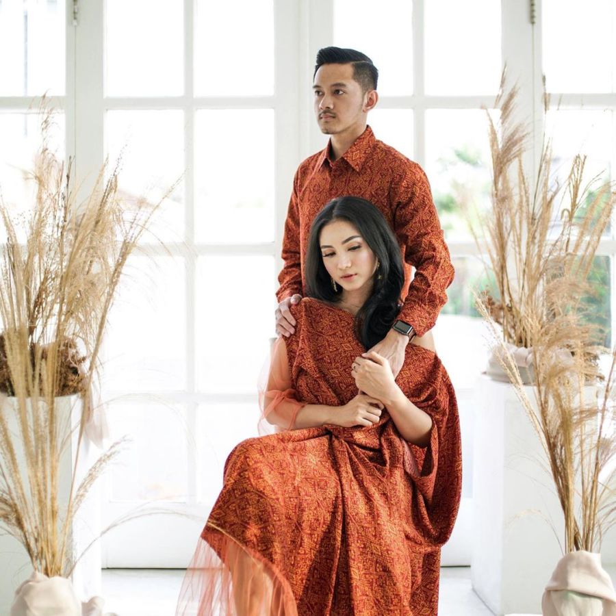 9 Ide Foto Prewedding dalam Setelan Batik. Jauh dari Kesan Kaku, Justru ...