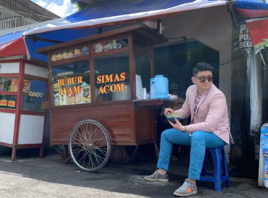Viral Style Unik Chef Arnold Makan Bubur. Ini Alasan Kamu Nggak Perlu ...