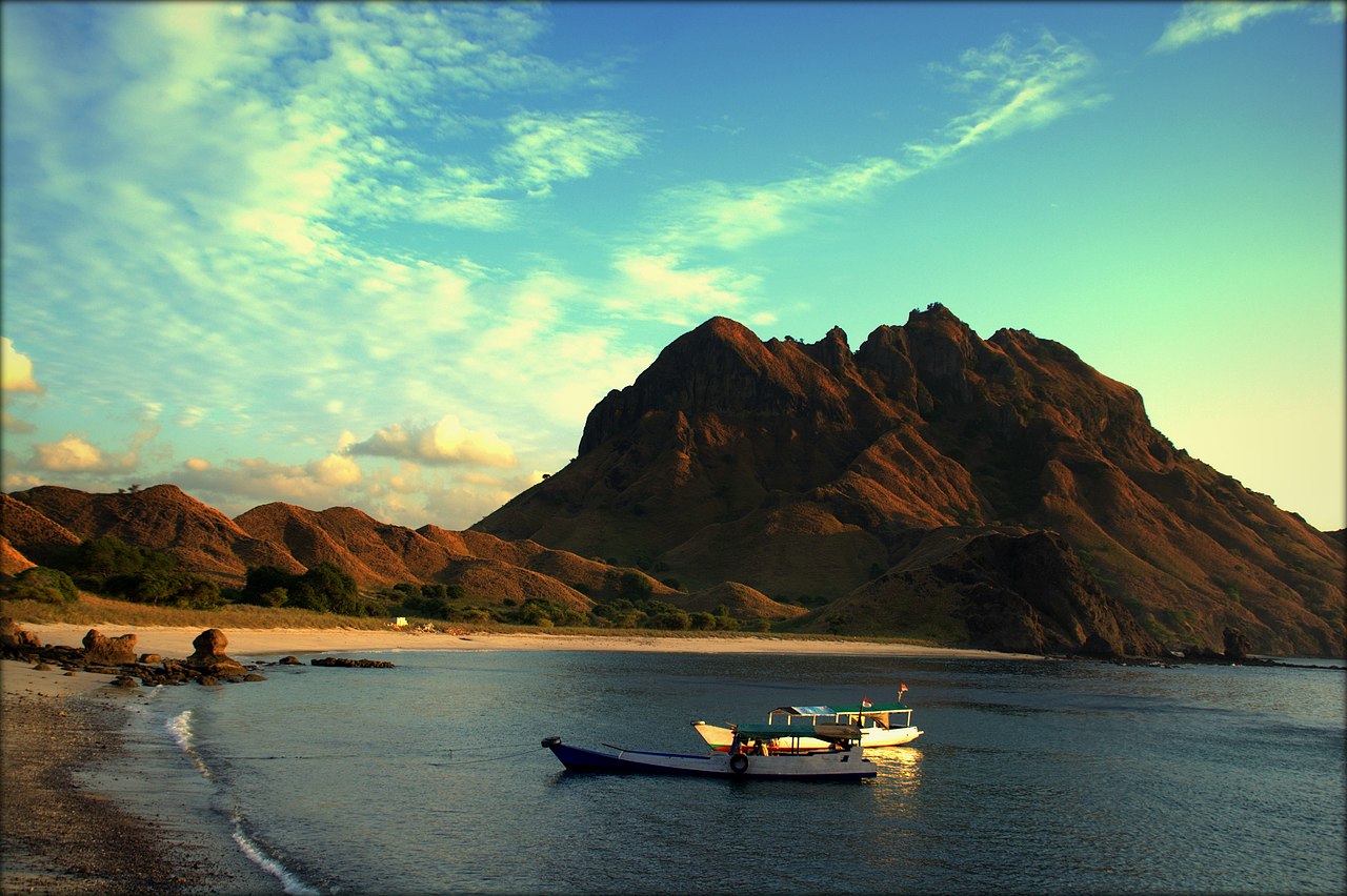6 Destinasi Wisata Nusa Tenggara Timur yang Nggak Kalah Indah dan Keren ...