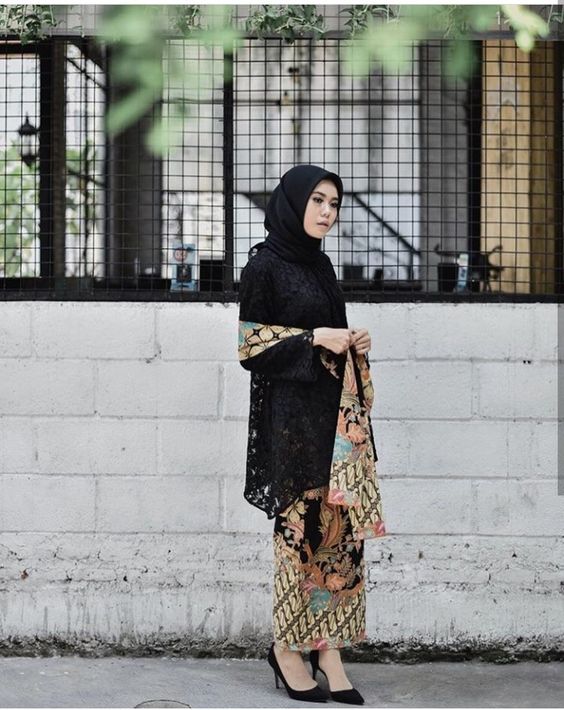 5 Referensi Kebaya Hijab Berwarna Hitam di 2021. Desainnya Langka ...