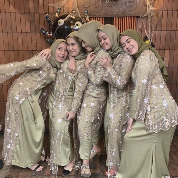 8 Model Kebaya Hijau Olive yang Pas Dipakai Kondangan