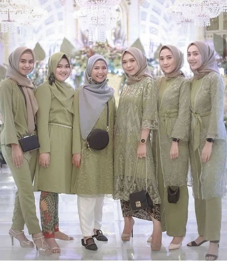 8 Model Kebaya Hijau Olive yang Pas Dipakai Kondangan