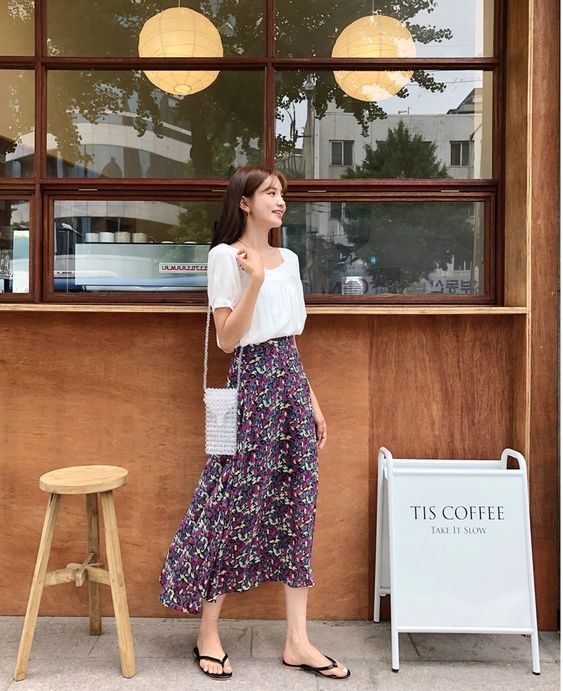 Cantiknya Kombinasi Kaus Putih dan Rok Buatmu yang Feminin. Simpel ...