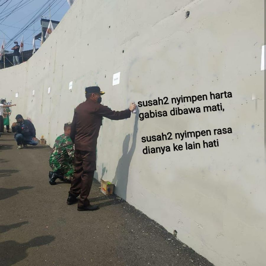 11 Meme Kocak ini Muncul Setelah Viral Foto Pejabat Hingga TNI 'Hias ...