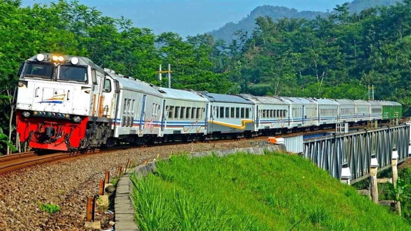 10 Jalur Kereta Api Terindah di Indonesia. Pemandangannya Bikin Kangen ...