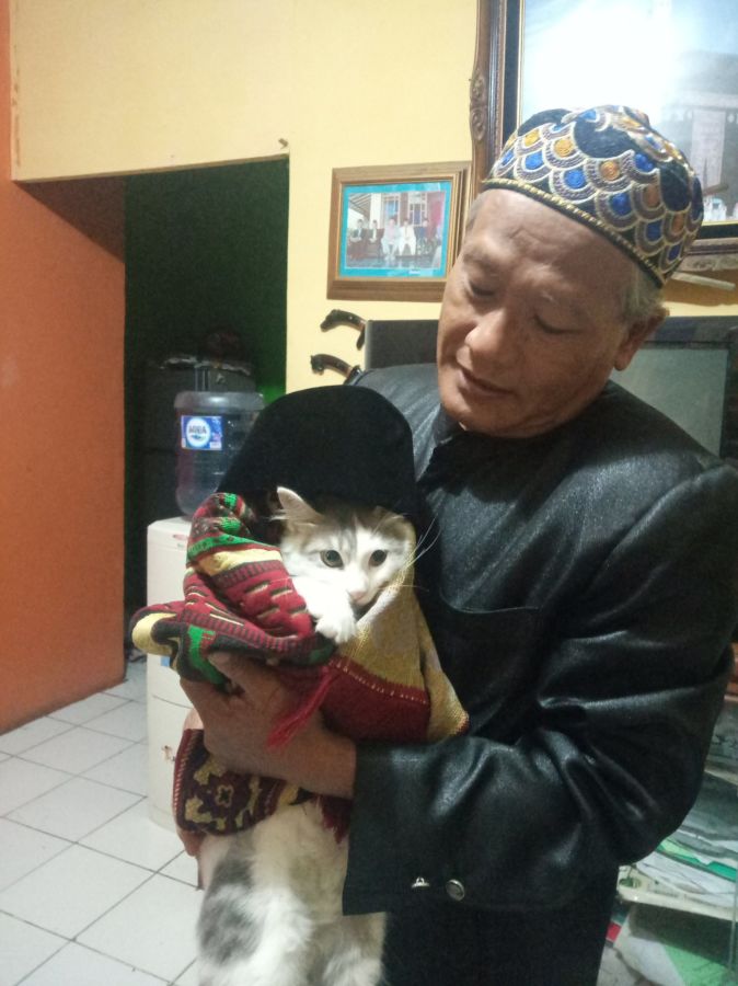 11 Potret Bapak Lebih Sayang sama Kucing daripada Anak Sendiri. Susah ...
