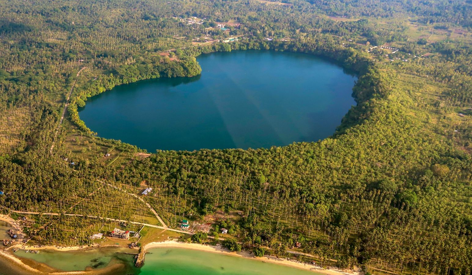 5 Danau Indah Berbentuk Hati yang Ada di Kawasan Asia, Indonesia Juga ...