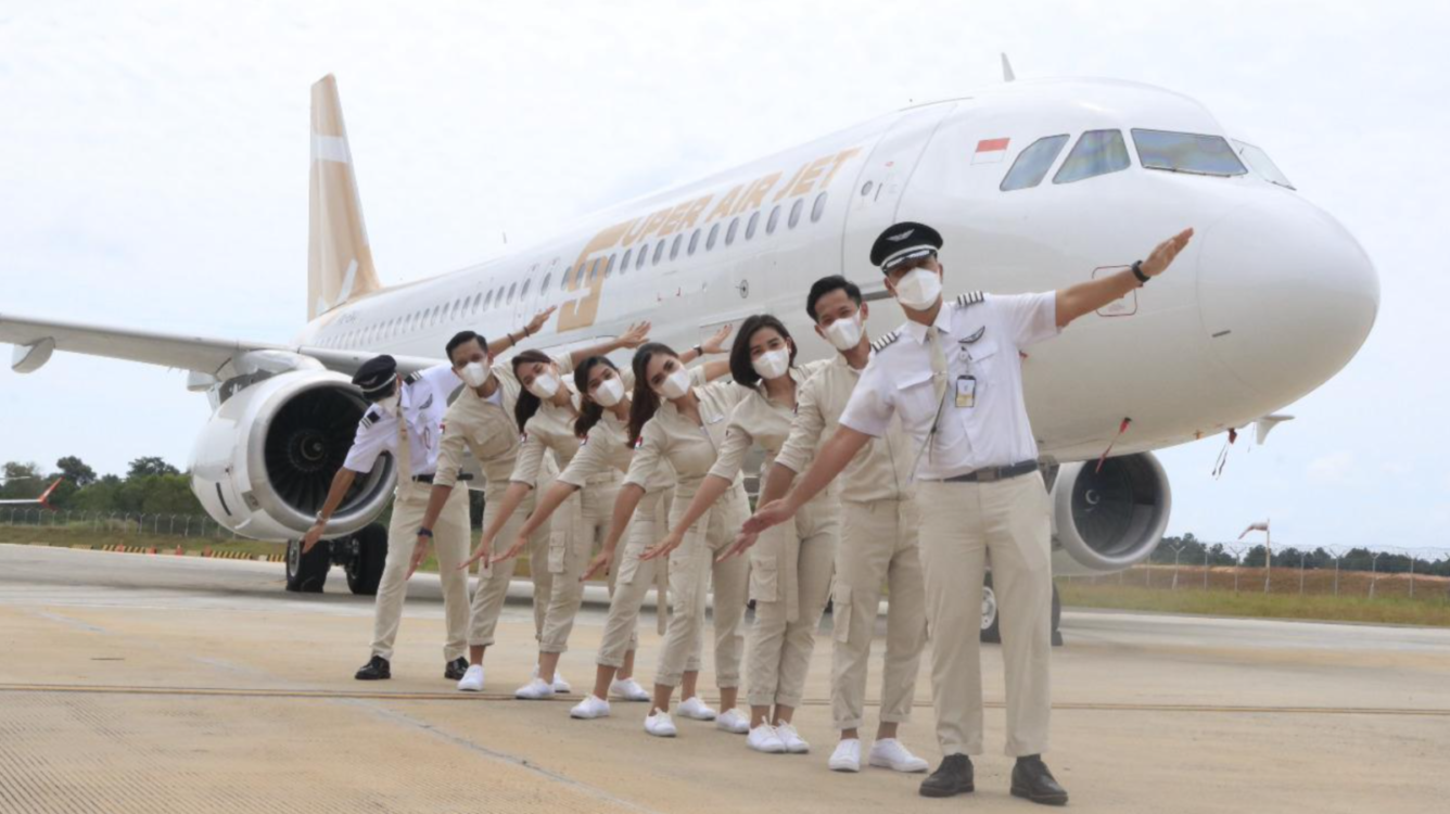 Maskapai Anyar Super Air Jet Perkenalkan 'Super Crew', Awak Kabin ...