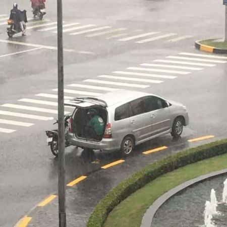 11 Potret Kocak Logika Bapak-Bapak Menghadapi Turunnya Hujan. Nggak ...