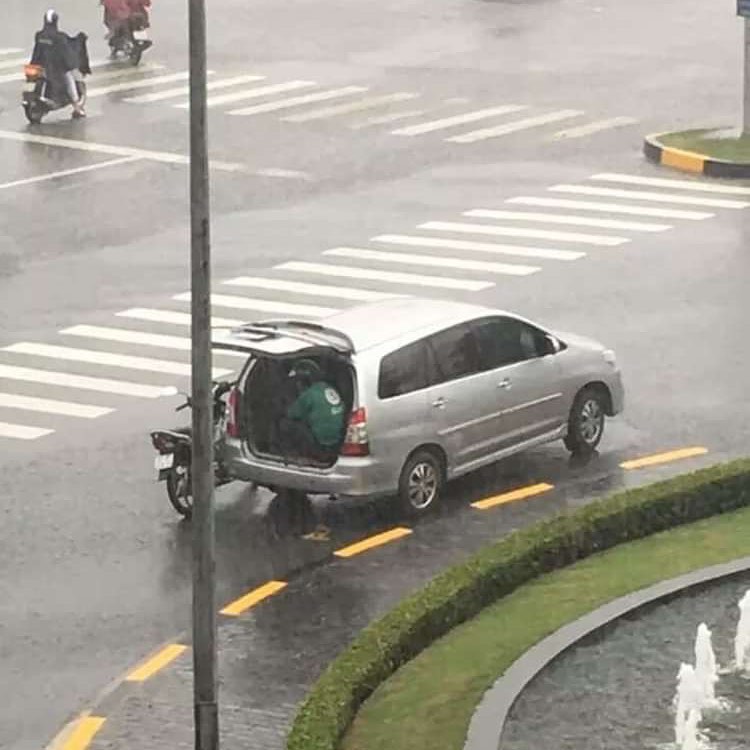 11 Potret Kocak Logika Bapak-Bapak Menghadapi Turunnya Hujan. Nggak ...