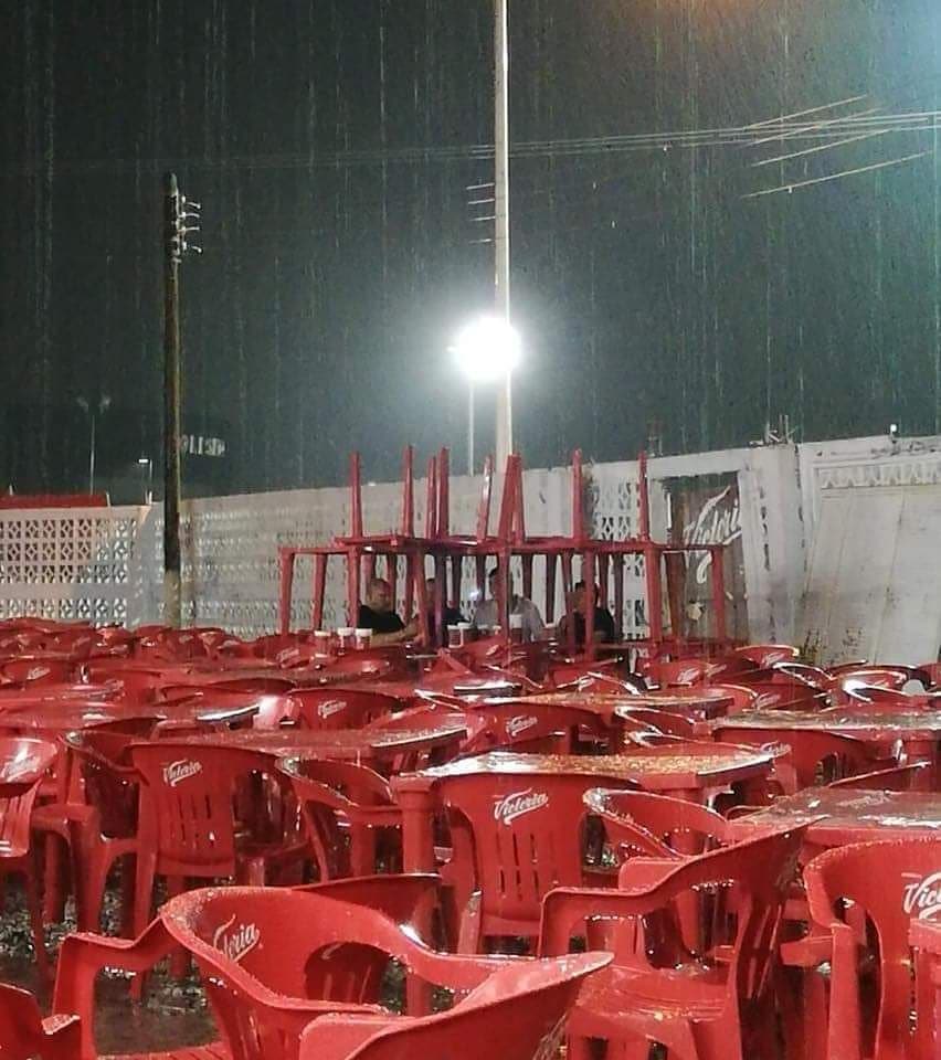 11 Potret Kocak Logika Bapak-Bapak Menghadapi Turunnya Hujan. Nggak ...