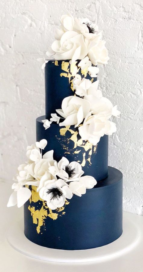 8 Wedding Cake Mewah dengan Detail Emas yang Elegan