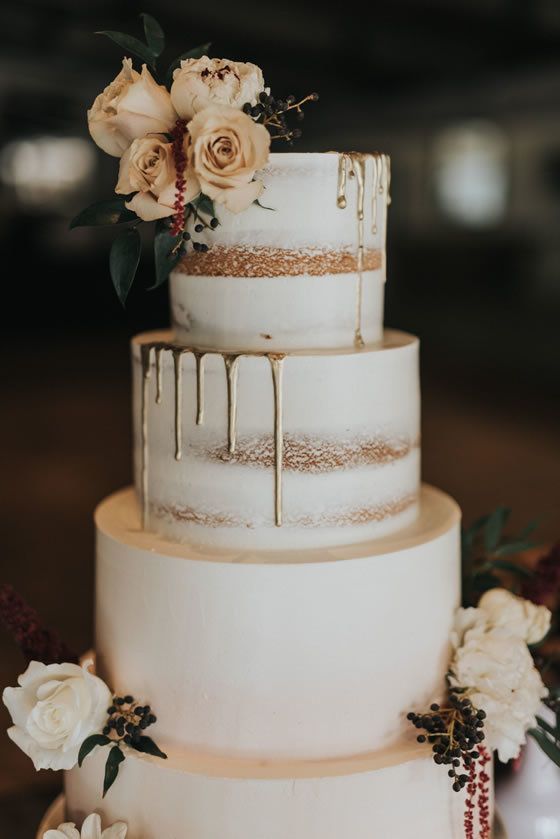 8 Wedding Cake Mewah dengan Detail Emas yang Elegan