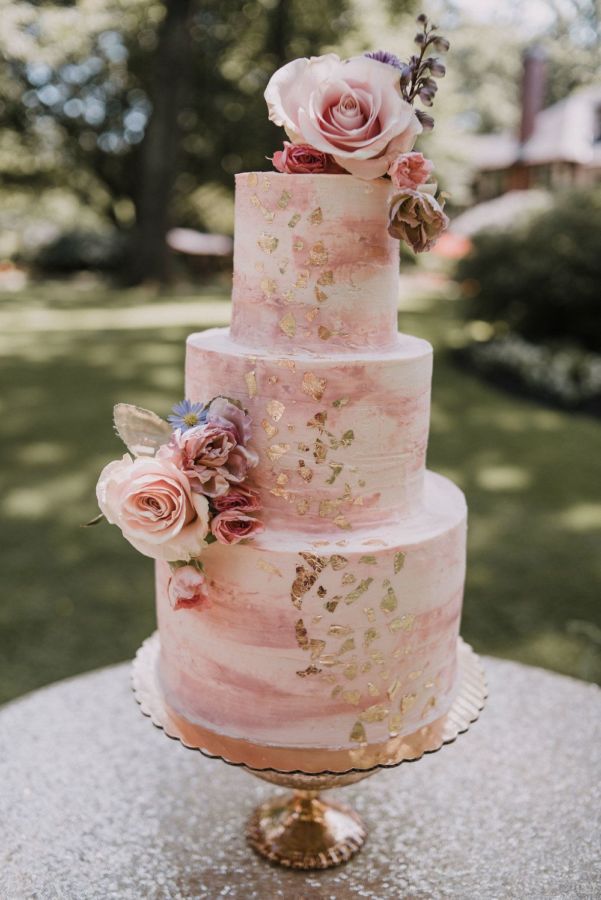 8 Wedding Cake Mewah dengan Detail Emas yang Elegan