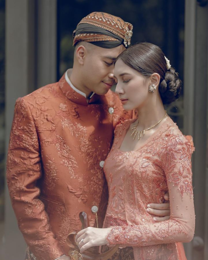 6 Detail Lamaran Sheila Dara dan Vidi Aldiano. Ceria dalam Balutan ...