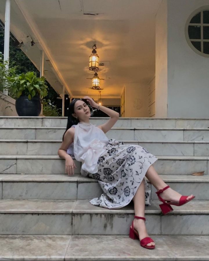 Gaya Busana Selain Kebaya ala Bella Clarissa, yang Cocok untuk Acara Formal