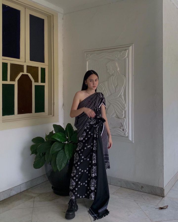 Gaya Busana Selain Kebaya ala Bella Clarissa, yang Cocok untuk Acara Formal
