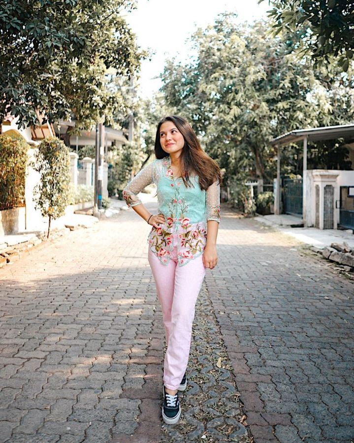 8 Ide Padu Padan Kebaya untuk Gaya Kasual ala Selebritas