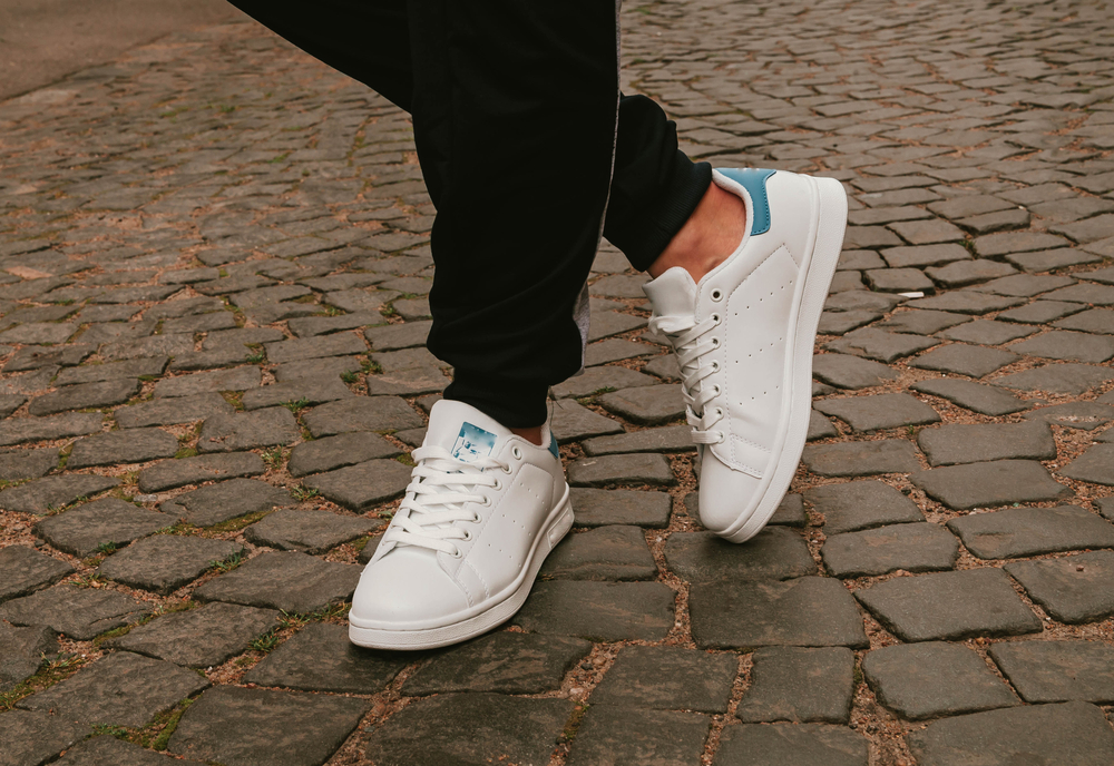 8 Model Sepatu & Sandal untuk yang Kakinya Lebar