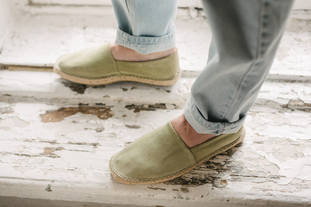 8 Model Sepatu & Sandal untuk yang Kakinya Lebar