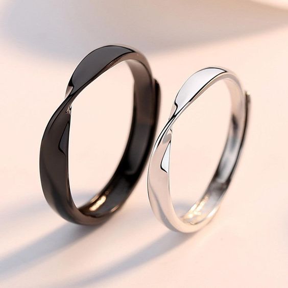 8 Ide Desain Cincin Couple, Berbeda dengan Pasangan tapi Tetap Serasi