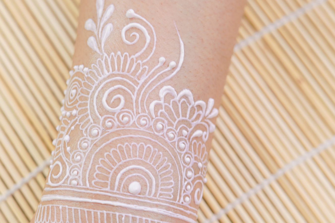 Fakta Penting di Balik Henna Putih yang Mungkin Belum Kamu Tahu