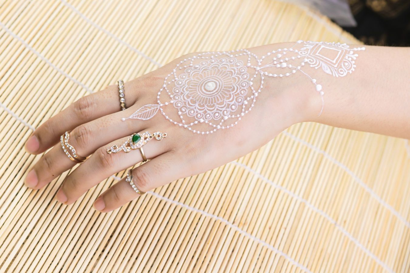 Fakta Penting di Balik Henna Putih yang Mungkin Belum Kamu Tahu