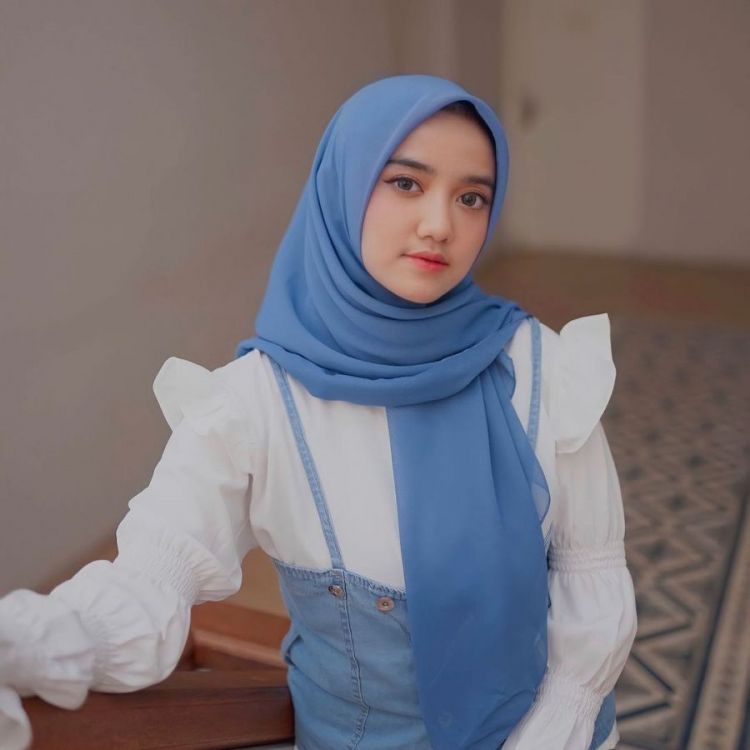 10 Gaya Hijab Wirda Mansur yang Bisa Kamu Jadikan Referensi
