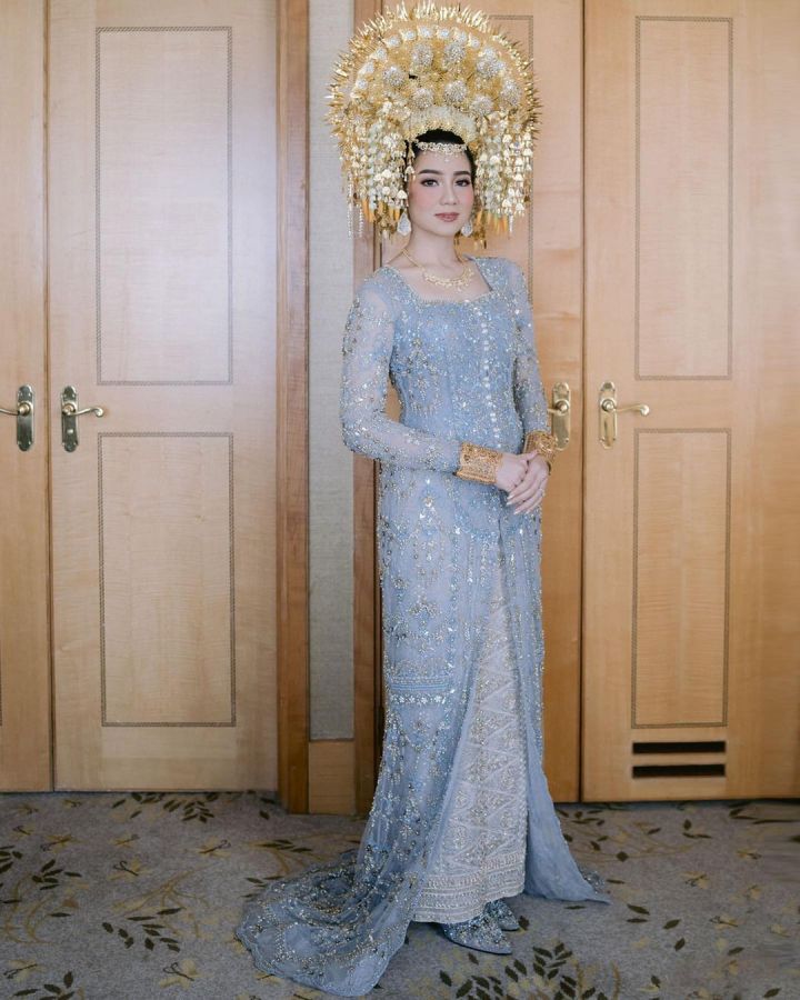 Ide Model Kebaya Payet Biru yang Elegan