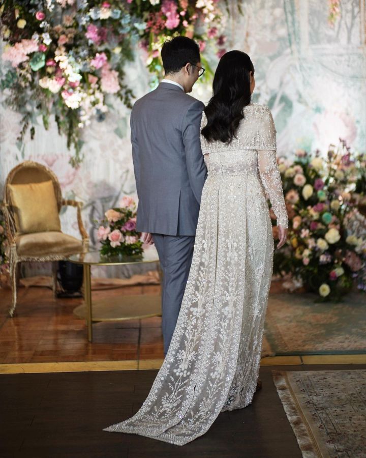 8 Inspirasi Gaun Sampiran Belakang dari Studio Boh