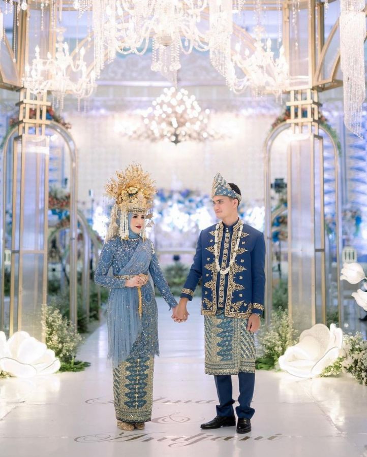 Ide Model Kebaya Payet Biru yang Elegan