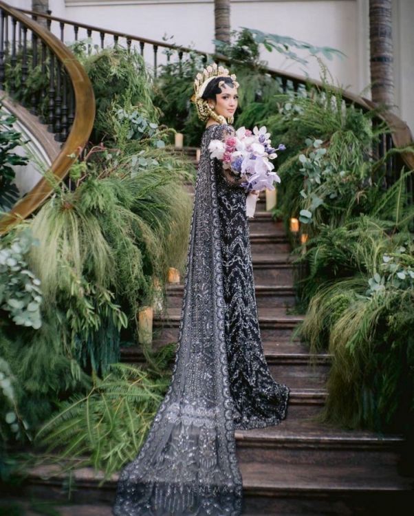 8 Inspirasi Gaun Sampiran Belakang dari Studio Boh